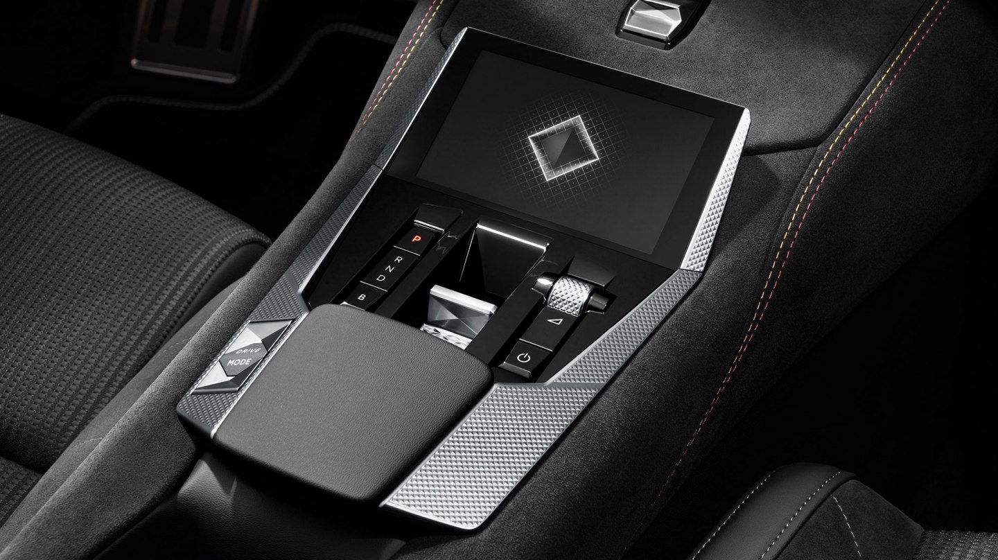 DS 4 PERFORMANCE LINE｜DSオートモビル公式サイト